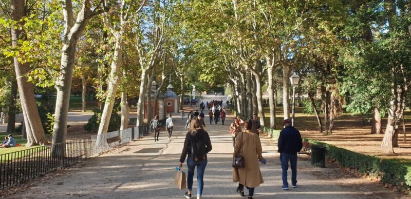 Madrid: Retiro Park Guided Tour with a Photographer - What Makes the Experience Unique?