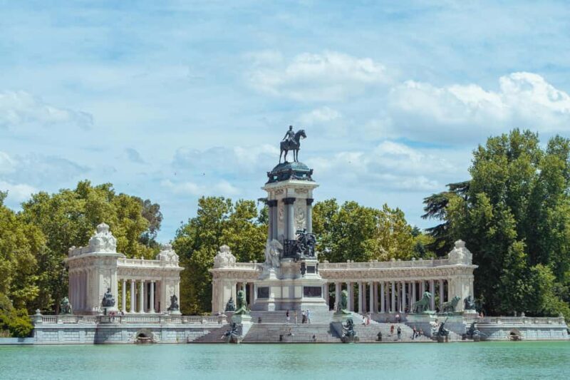 Madrid: Retiro Park Guided Walking Tour with Gourmet Tapas - Key Points