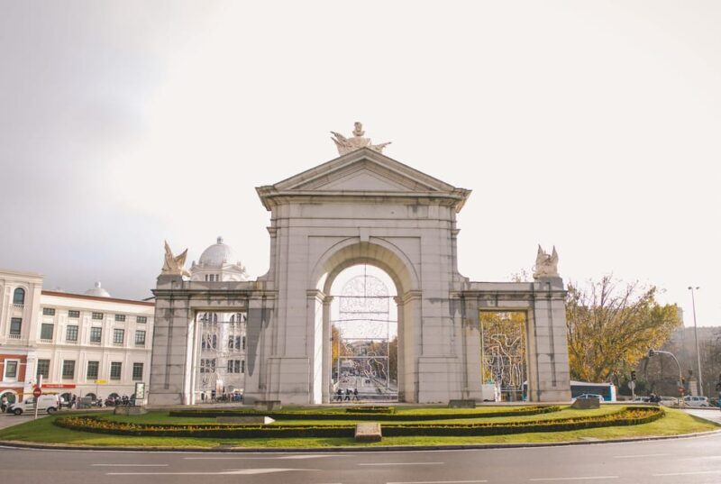 Madrid Retro Tour 120 min, old town, modern Madrid + surprise destination - FAQ