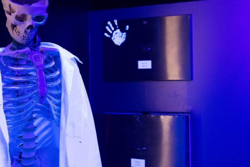 Madrid: Secret Surgery Escape Room Game - Setting & Atmosphere: The Chilling Entrance