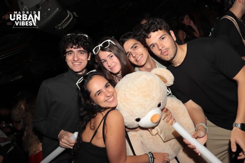 Madrid: Top Pub-Crawl with Drinks and Nightclub Entry - An In-Depth Look at the Experience