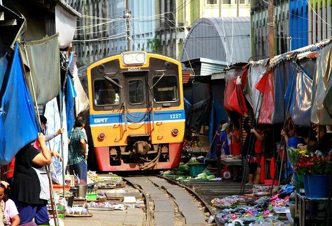 Maeklong Railway Market and Floating Market - Key Points