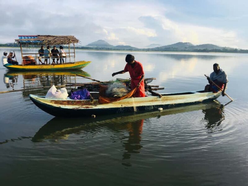 Mahiyanganaya: Sorabora Lake Sunrise Boat Ride & Breakfast - Visiting the Fish Market