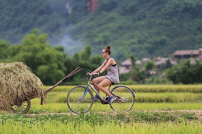 Mai Chau Valley 1 Day Tour from Hanoi: Bike and Ethnic Villages - Starting the Day: Comfortably Leaving Hanoi