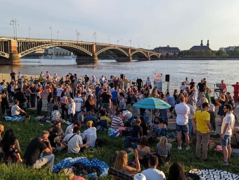 Mainz: guided evening tour of the Rhine riverbank/old town in German and English - Mainz: Guided Evening Tour of the Rhine Riverbank and Old Town in German and English