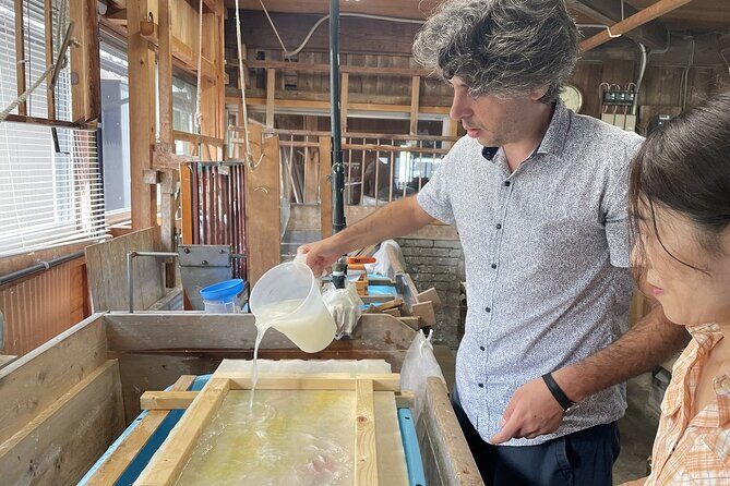 Make traditional Tosa washi paper using a recycling technique - Introducing the Experience: Making Tosa Washi with a Modern Twist