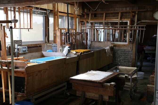 Make traditional Tosa washi paper using a recycling technique - In-Depth Review of the Tosa Washi Paper Making Tour