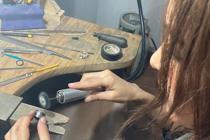 Make your own silver ring in a private jewelry workshop - Practical Details to Consider