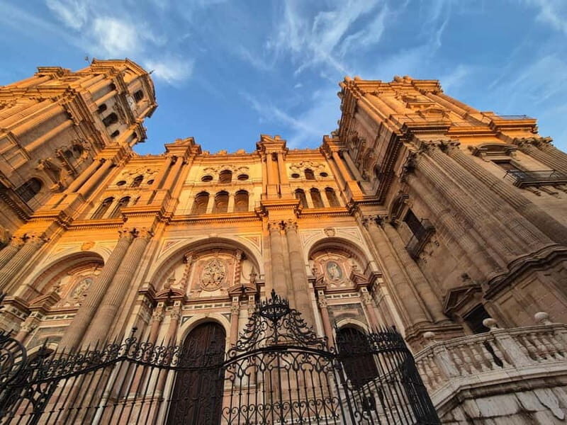Málaga: Highlights Walking Tour with Drinks and Tapas - Key Points
