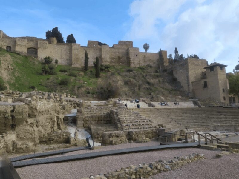 Malaga: Tour privado por la ciudad de Malaga - Exploring Malaga: A City Walk with Local Flavor
