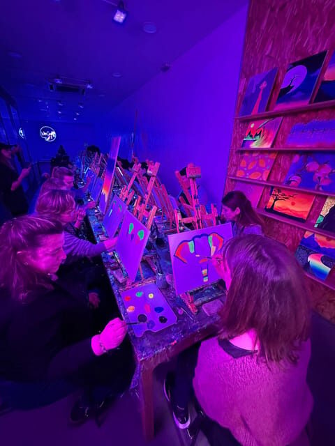 Málaga: Wine Gogh Glow Academy Paint and Sip Class - What to Expect: The Step-by-Step Experience