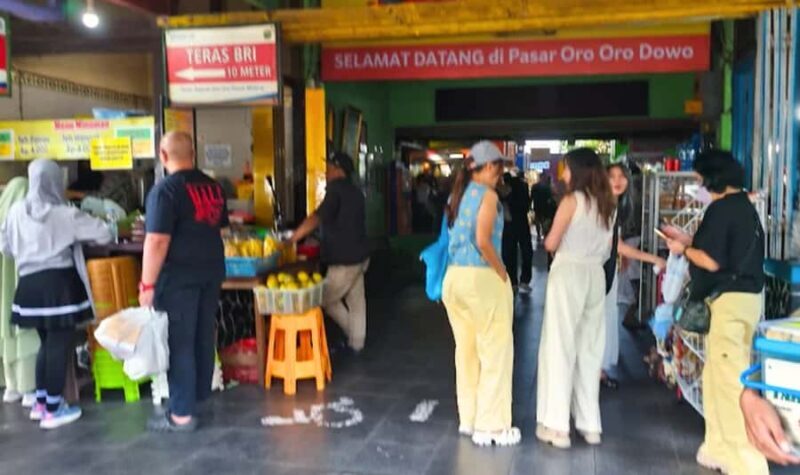 Malang: Pasar Oro-Oro Dowo Market Tour with Local Guide - Key Points