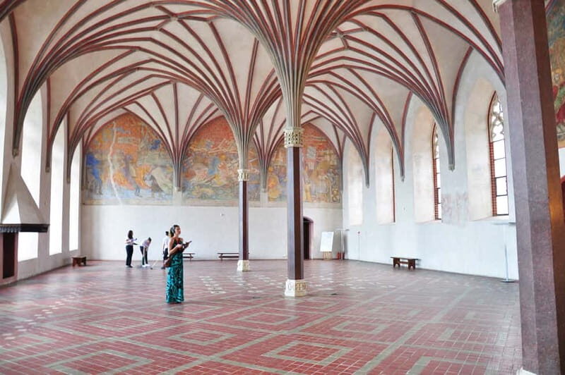 MALBORK: Castle of the Teutonic Oder from Warsaw - private - Guided Tour or Audioguide — What’s Better?