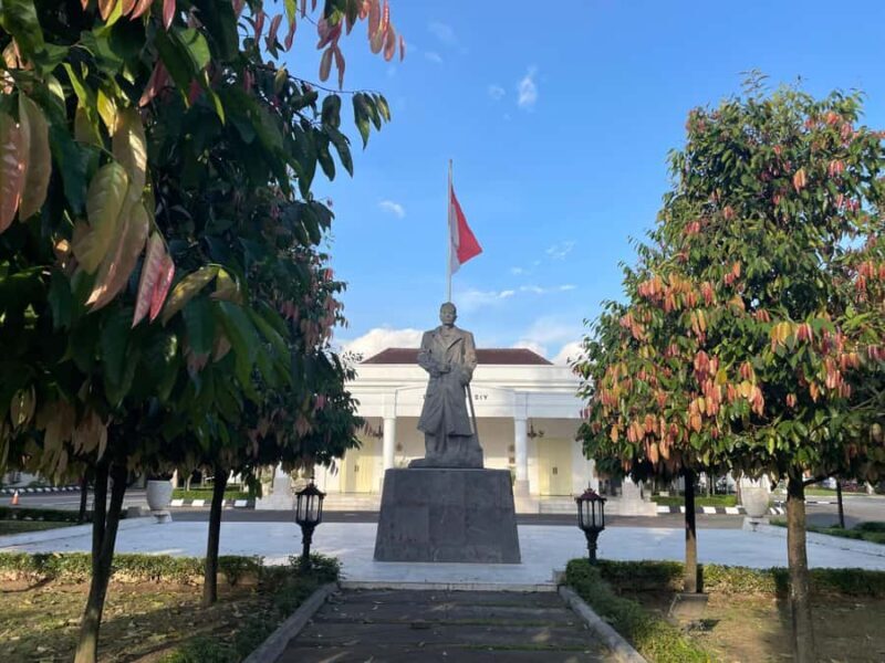 Malioboro Street Walking Tour with 5 local snacks tasting - Key Points