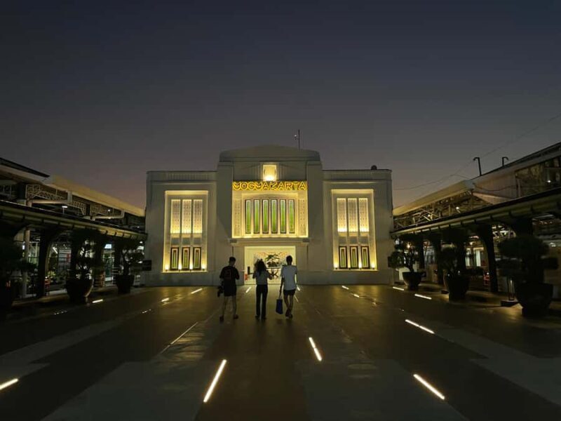 Malioboro Street Walking Tour with 5 local snacks tasting - Starting Point and First Impressions