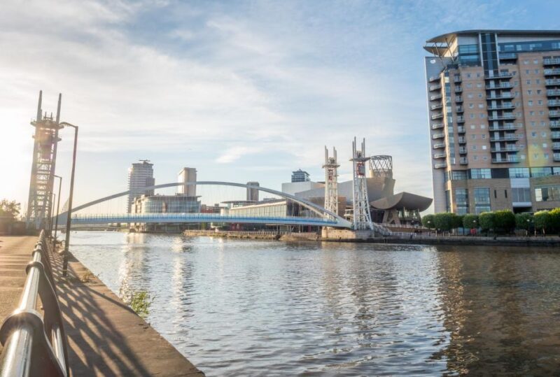 Manchester: Express Walk with a Local in 60 minutes - Exploring Manchester in Just an Hour
