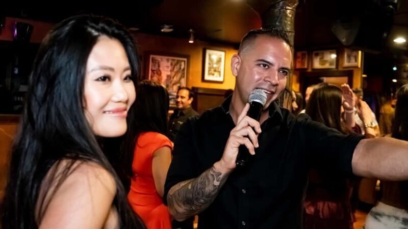 Mango's Miami: Salsa Lessons, Mojitos, Bites & Live Music - Arriving and Settling In: A Warm Welcome with Food and Drinks