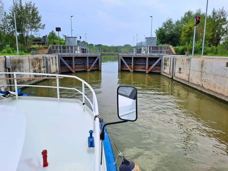 Mantua: Boat trip with a tour guide from the park to the port with the water lift - FAQ