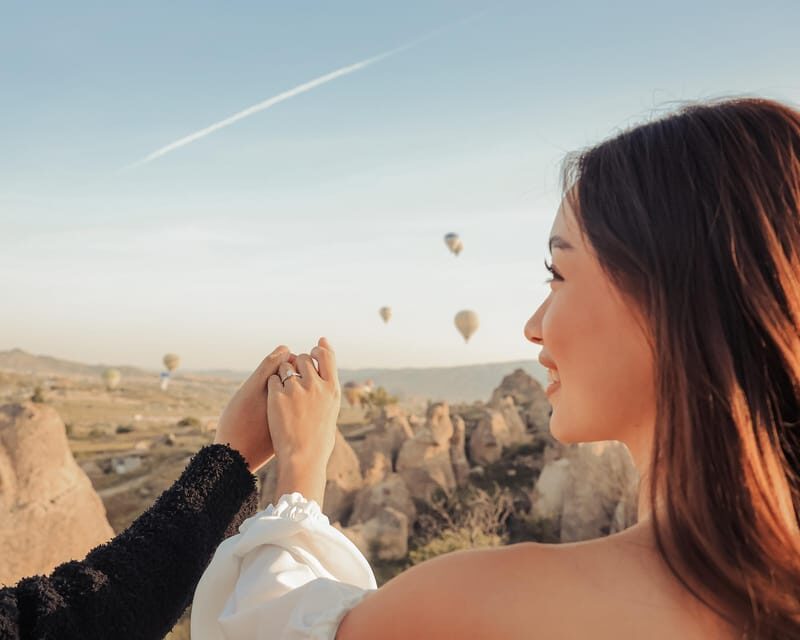 Marriage proposal surprise with breakfast balloons - Key Points