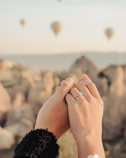Marriage proposal surprise with breakfast balloons - Authenticity and Experience