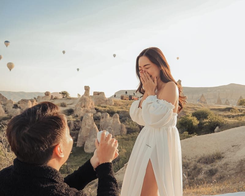 Marriage proposal surprise with breakfast balloons - Who Is It For?