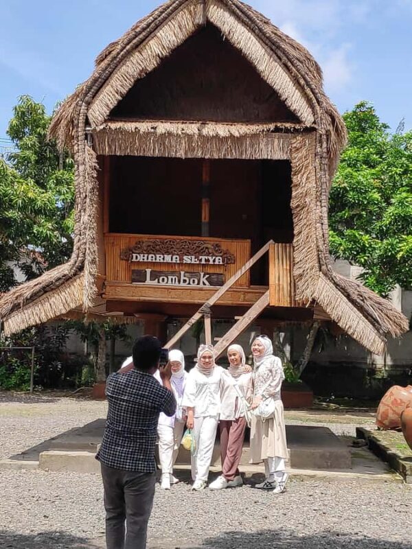 Mataram City Tour with Narmada Park & Lingsar Temple - A Full Day Exploring Lombok’s Cultural Gems