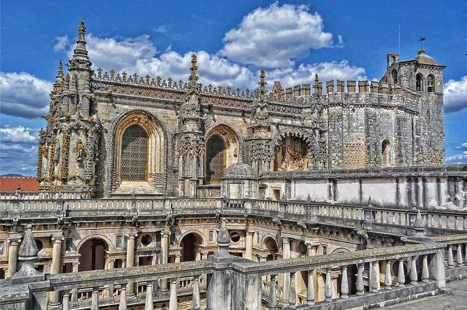 Medieval Knights Templar and Alcobaça Private Day Trip from Lisbon - Lunch in Tomar: A Chance to Recharge