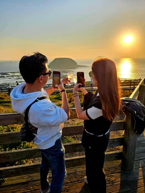 Melbourne: Boutique Phillip Island Wine, Dine & Penguin Tour - Transportation and Group Size