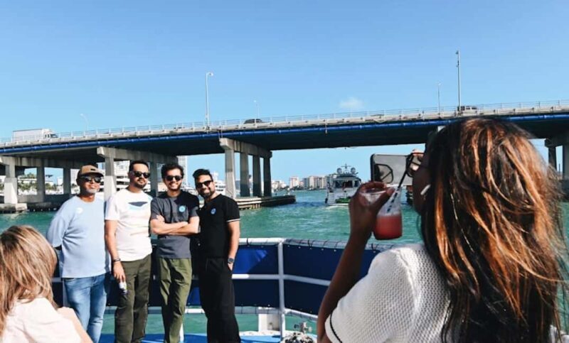 Miami: Biscayne Bay Millionaire's Homes Sightseeing Cruise - Dining and Beverage Options