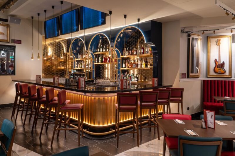 Milan: Hard Rock Cafe with Set Menu for Lunch or Dinner - Price & Value