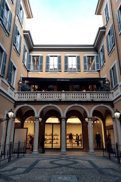 Milan Postcard Viewpoints Walk with Locals - Travel Bloggers - The Experience: Authentic and Practical
