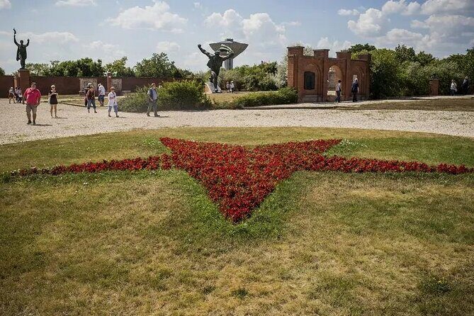 Minivan to Communist Statues and Memento Park with Live Guide - FAQ
