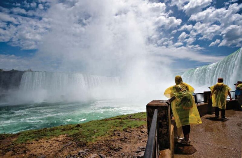Mississauga: Niagara Falls Tour with Free Time - Exploring Niagara-on-the-Lake
