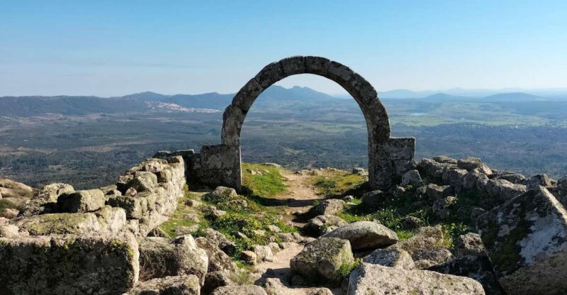 Monsanto (TV's Dragonstone GoT): Private Tour from Lisbon - The Experience for You