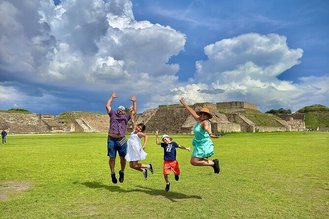 Monte Alban Chesillo and handicrafts alebrijes and black mud - Key Points