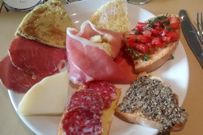 Montefalco: Winery and Oil Mill Tour in with Light Lunch - An Introduction to Montefalcos Charm