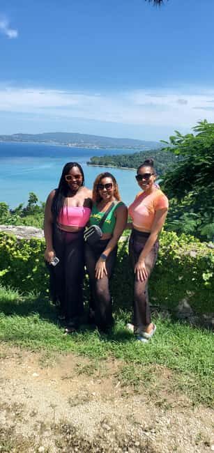 Montego Bay bamboo rafting experience - An Authentic Taste of Jamaica’s Natural Beauty and Culture