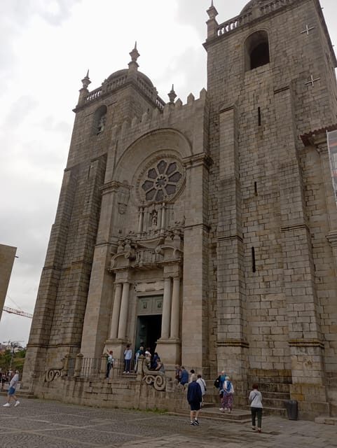 Monumental and historical Oporto with the Stock Exchange Palace - Key Points