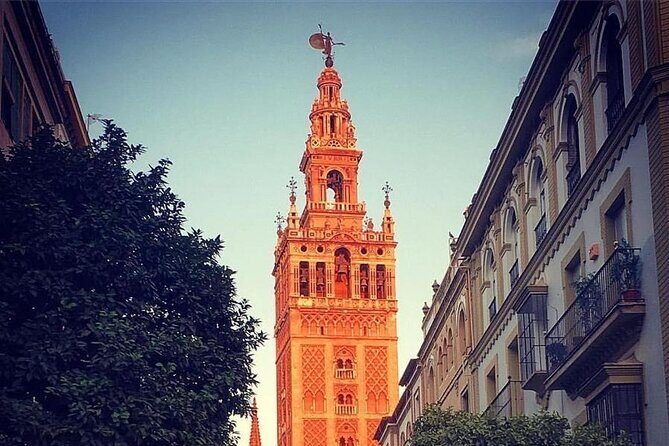 Monumental guided walking tour of the Santa Cruz district - An In-Depth Look at the Itinerary