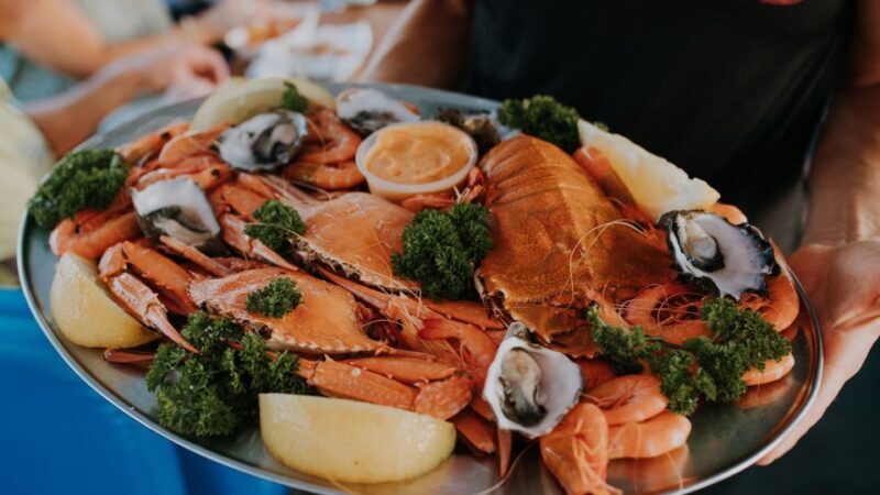 Mooloolaba: Seafood Lunch Cruise - The meal service