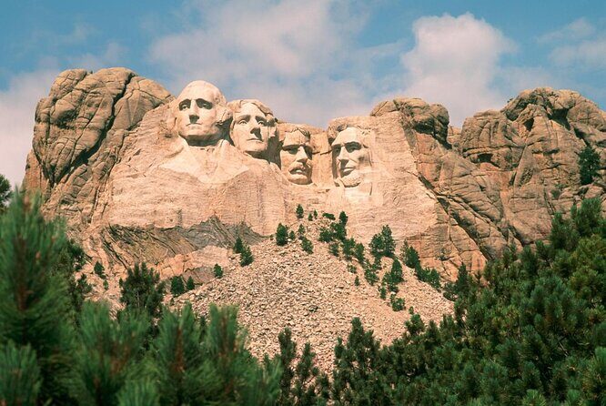 Mount Rushmore and Black Hills Tour with Two Meals and a Music Variety Show - Witnessing the Progress of the Crazy Horse Memorial