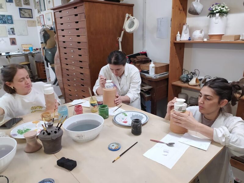 Mugello, Tuscany. Majolica decoration technique workshop. - FAQ