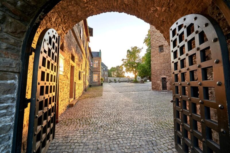 Mülheim an der Ruhr: Exclusive tour behind the scenes at Broich Castle - Why This Tour Works Well for Different Travelers