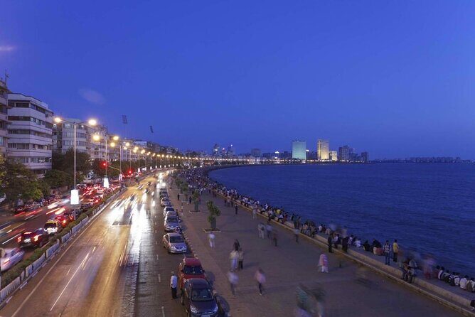 Mumbai City Tour 8 Hours - 4 Person - Starting at the Gateway of India: The Symbolic Entrance