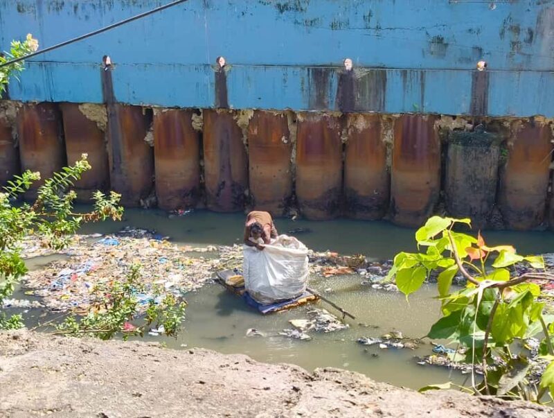 "Mumbai Dharavi Slum Tour" - Wrapping Up: Returning to the Coffee Shop
