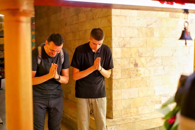 Mumbai Market and Temple Tour With Local Street Food - Chira Bazaar and the Old-World Charm