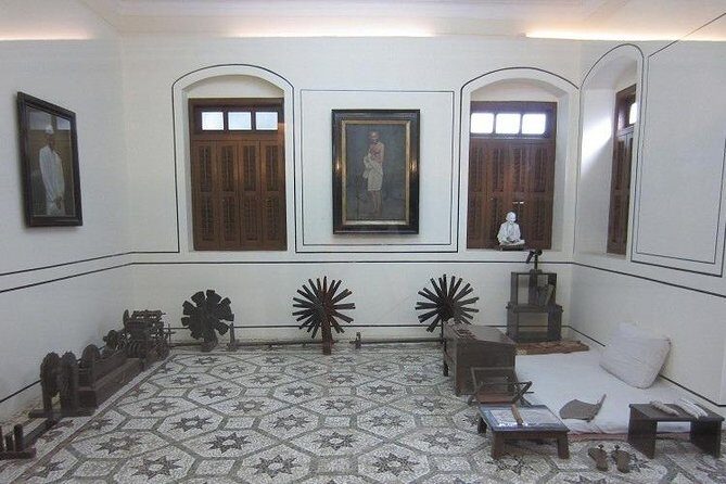 Mumbai Same Day Tour - Marine Drive: The Queen’s Necklace and Sunset Spectacle