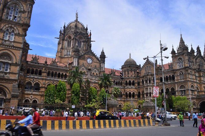 Mumbai Sightseeing with Dharavi Slum - A Journey Through Mumbai’s Landmarks and Life