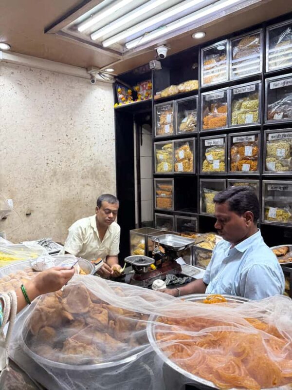 Mumbai Street Food and Night Tour: Lights, Flavor, Action! - A Cinematic Night in Mumbai: An In-Depth Look