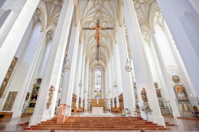 Munich: Old Town & Viktualienmarkt City Walk in German - Authentic Stories and Local Insights